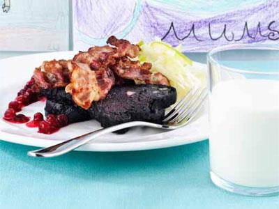 Blodpudding med rårörda lingon och stekt bacon - Recept för ...
