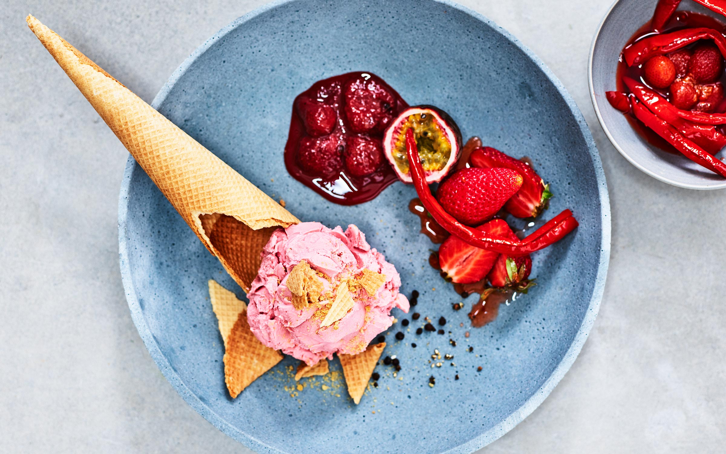 Gelato på färskost med syltade jordgubbar och chili - Recept för ...