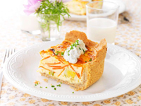 Morot- och purjolökspaj med gräslökssås - Recept för matbranschen ...