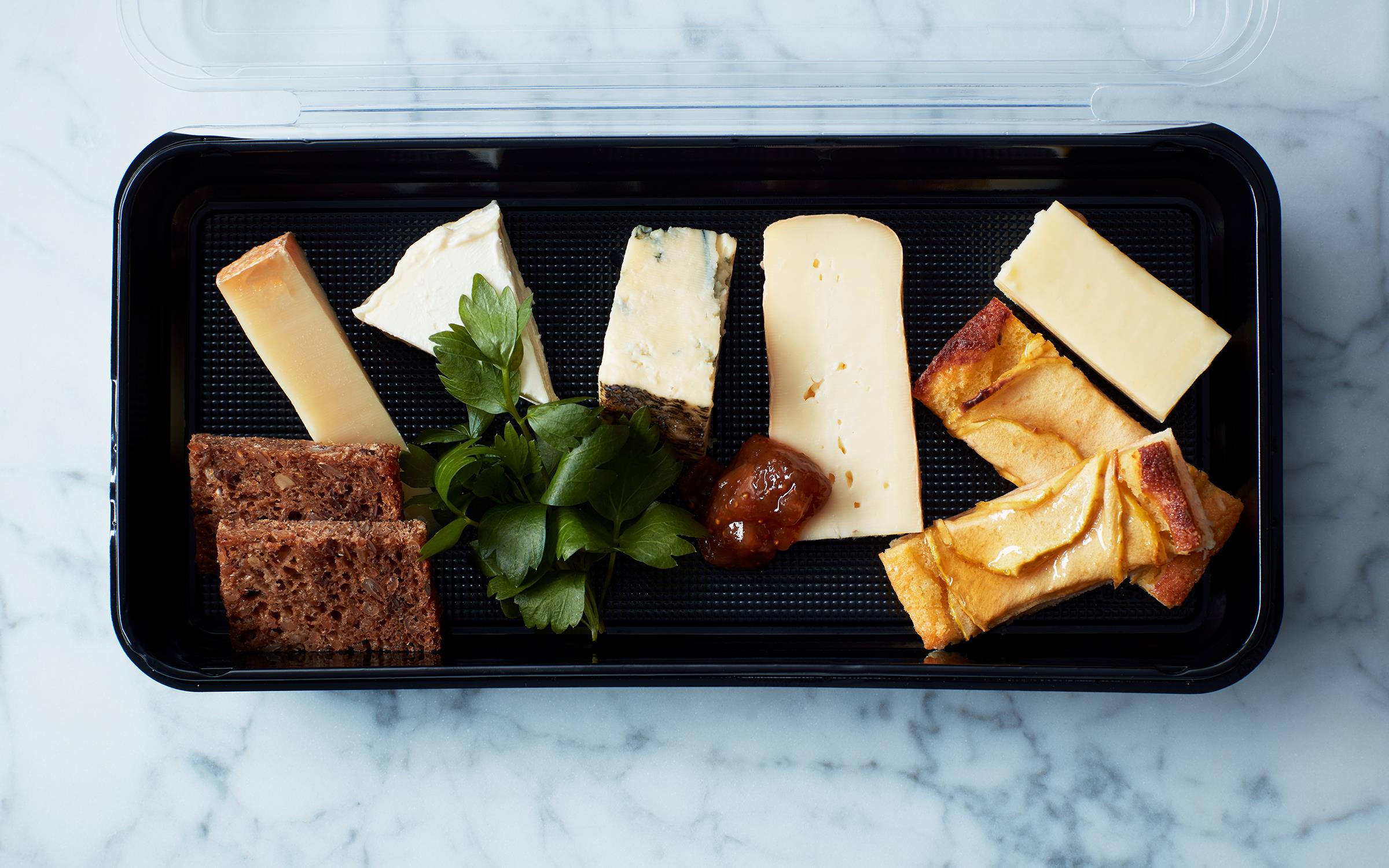 Ostbricka med fem ostar och äppelmandelflarn - Recept för matbranschen ...