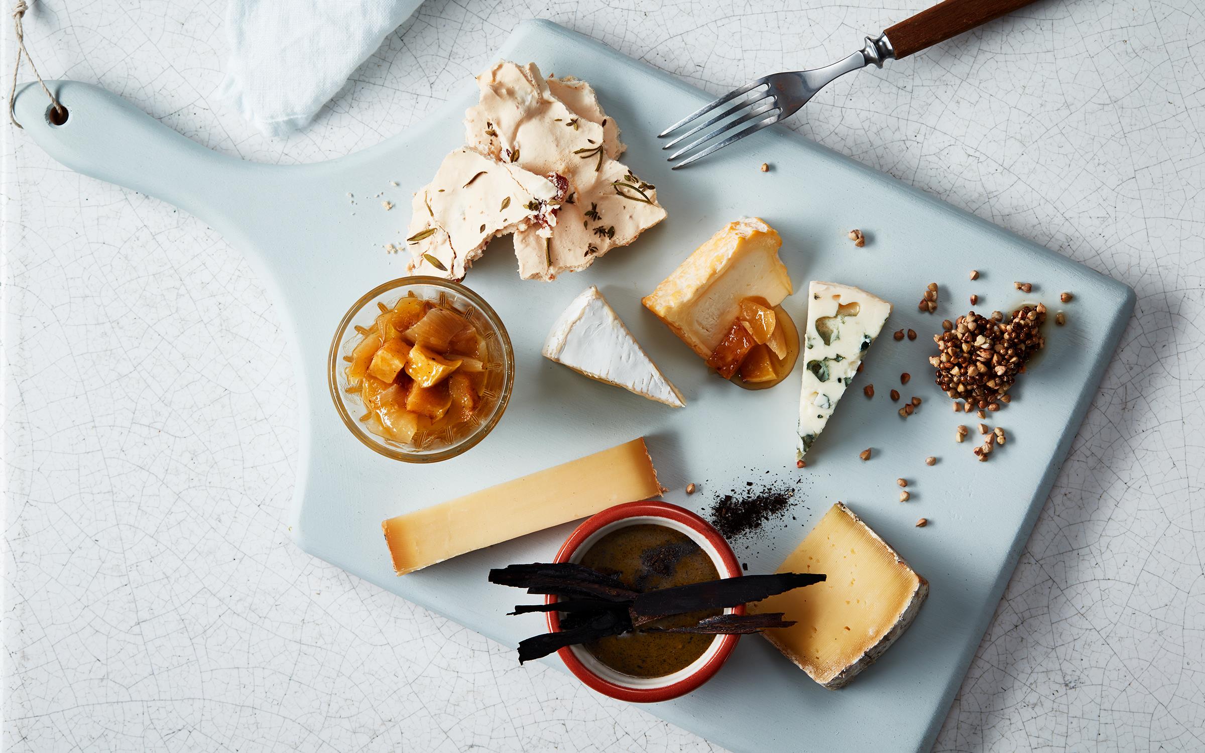 Ostbricka med kvittenmaräng, puffat bovete och sotad purjolökscrème ...