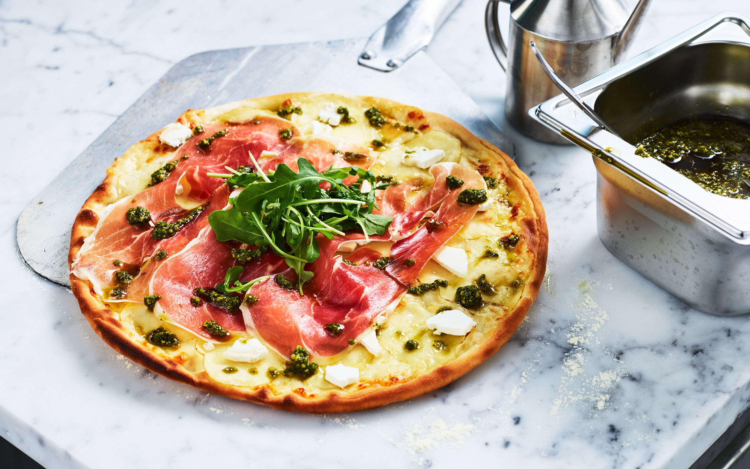 Pizza bianca med potatis och pesto - Recept för matbranschen & skola ...